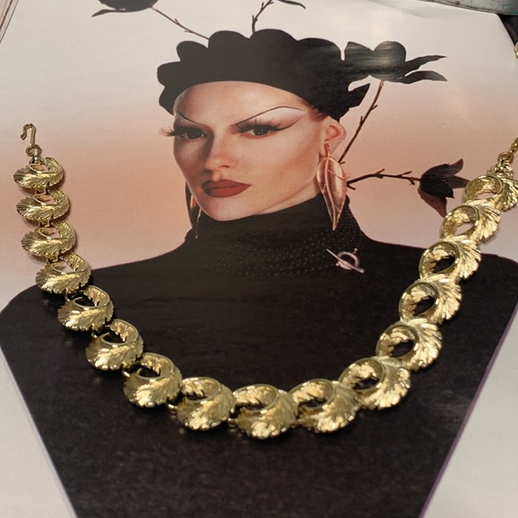 Lisner Jewelry | Jewelry | Lisner Gold Necklace Feather Swirl | Poshmark
